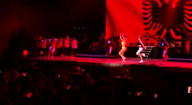 Rita Ora once again dances the Rugova dance for the Albanian public ...
