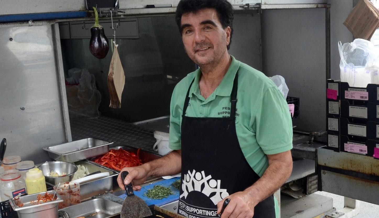 The charitable Albanian in Australia feeds the poor (Video) - Telegrafi ...