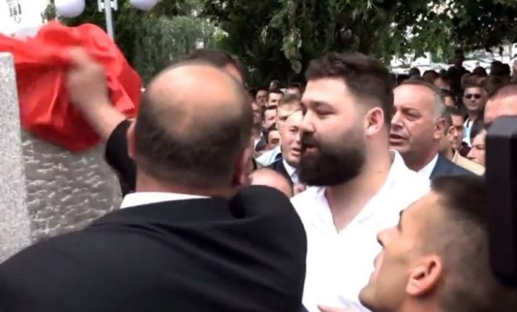 The mayor of Deçan explains the incident during the unveiling of the ...