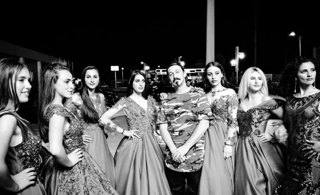 Skivi appears in the presence of many women - Telegrafi - Telegrafi