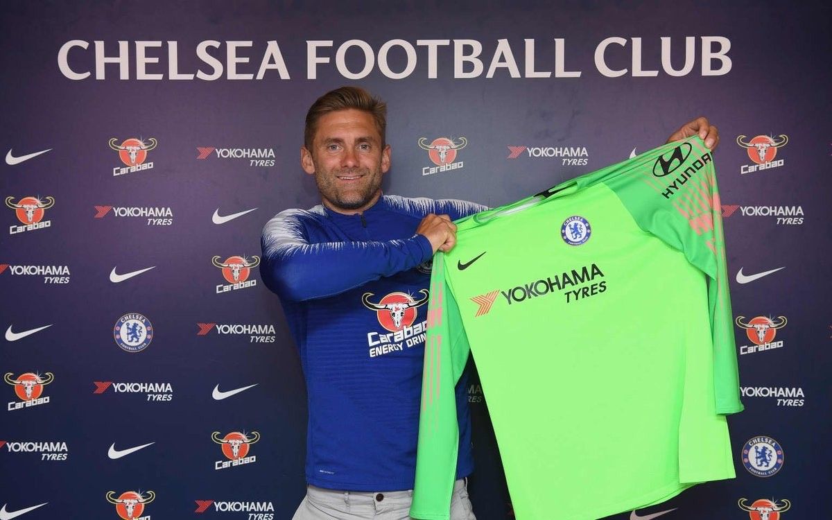 Official: Chelsea sign 38-year-old goalkeeper Robert Green - Telegraph ...