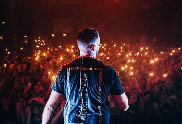 Azet, elusive in Germany, reigns in 'live' performance and spectacle in ...