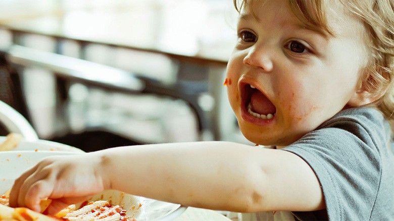 Sa shpesh dhe sa shumë ushqim duhet t'i japësh fëmijës nën moshën pesë ...