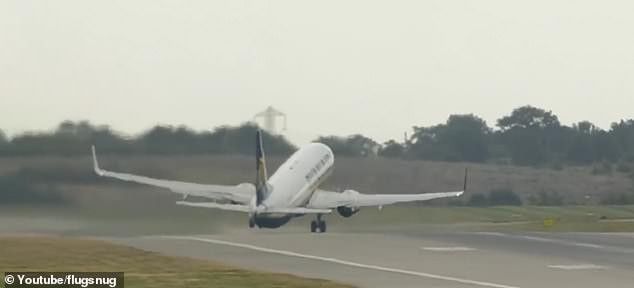 The powerful storm made it difficult to take off, the plane "danced" on ...
