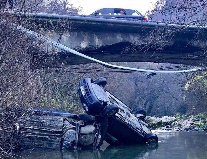 Në Drelaj të Rugovës dy vetura bien nga ura në lumë (Foto) - Telegrafi ...