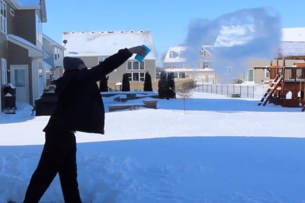 Siberian magic in Chicago, throws hot water into the air at - 50 ...