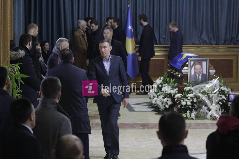 Veseli pays homage near the coffin of Arian Daci - Telegrafi - Telegrafi
