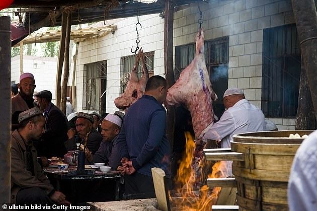 Komuniteti mysliman në Kinë detyrohet dhunshëm të konsumojë mish derri ...