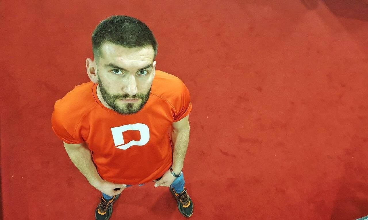 Moderatori i RTV Dukagjinit prezanton mbrëmjen e hapjes së palestrës në ...