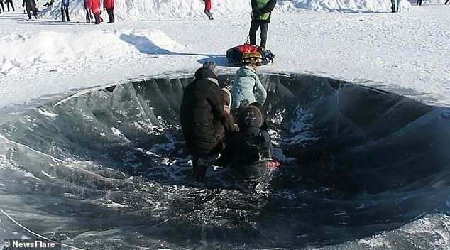 Stuck in the icy prison, the visitors of the playground refuse help ...