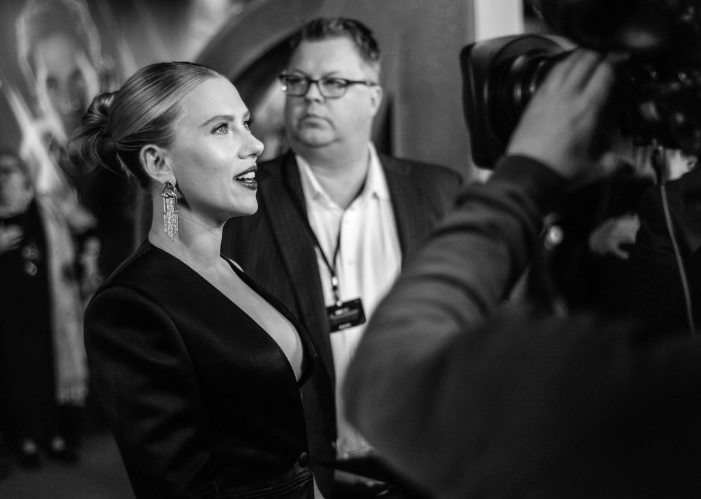 Scarlet Johansson shines with cleavage worn at the London premiere of ...