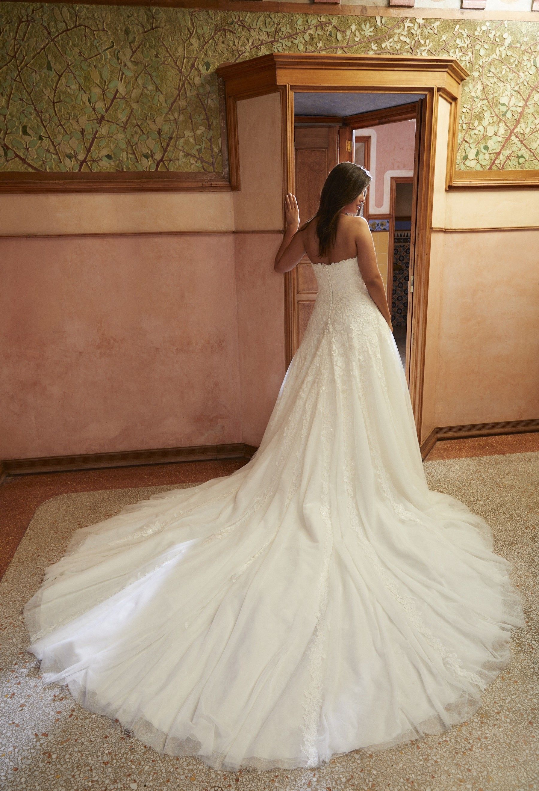 The simple technique that the bride used to avoid immersing her white ...