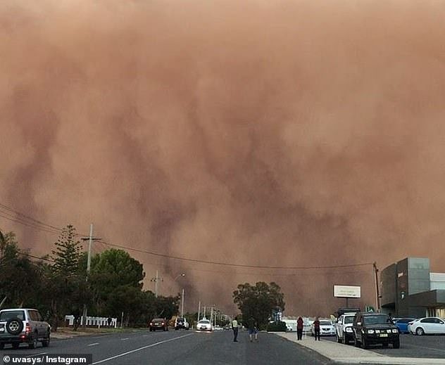 The sandstorm in Australia turns the day into night (Video) - Telegraph ...