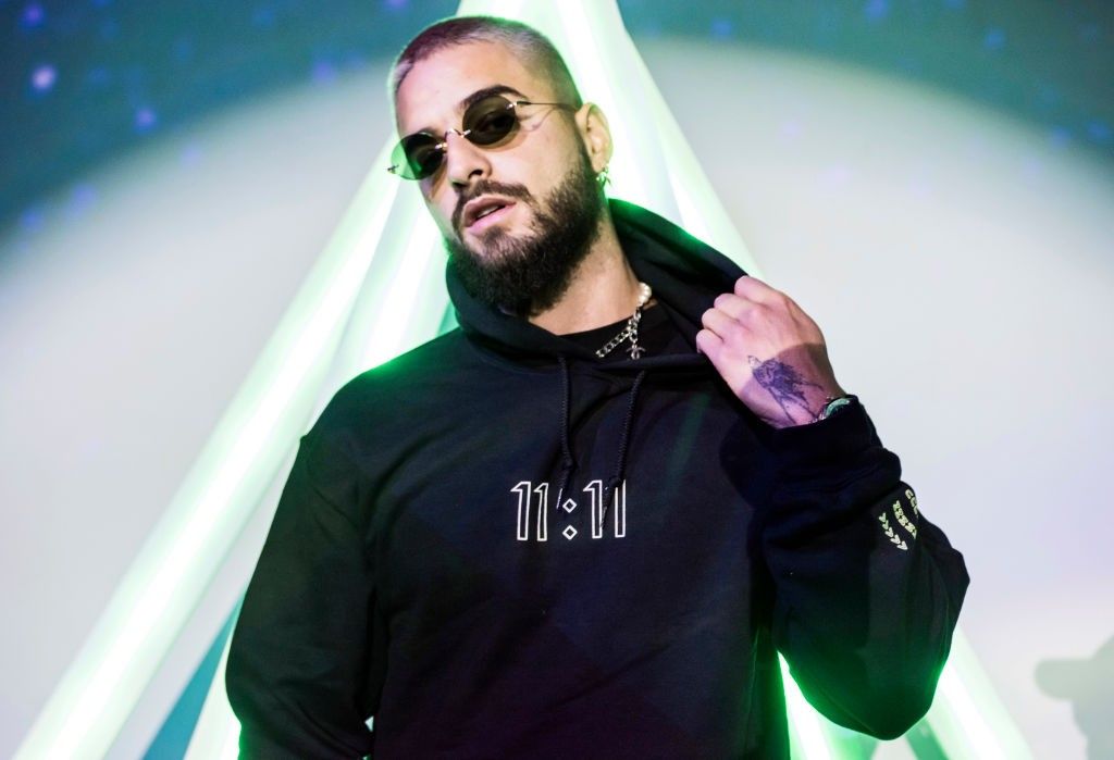 Maluma receives criticism after kissing his mother on the lips ...