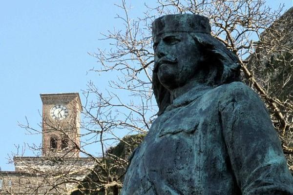 Odhise Paskali and the monument of Çerçiz Topulli, in Gjirokastra in ...