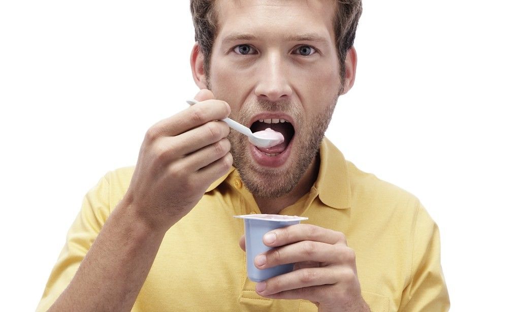Men who eat yogurt twice a week reduce the risk of colon cancer ...