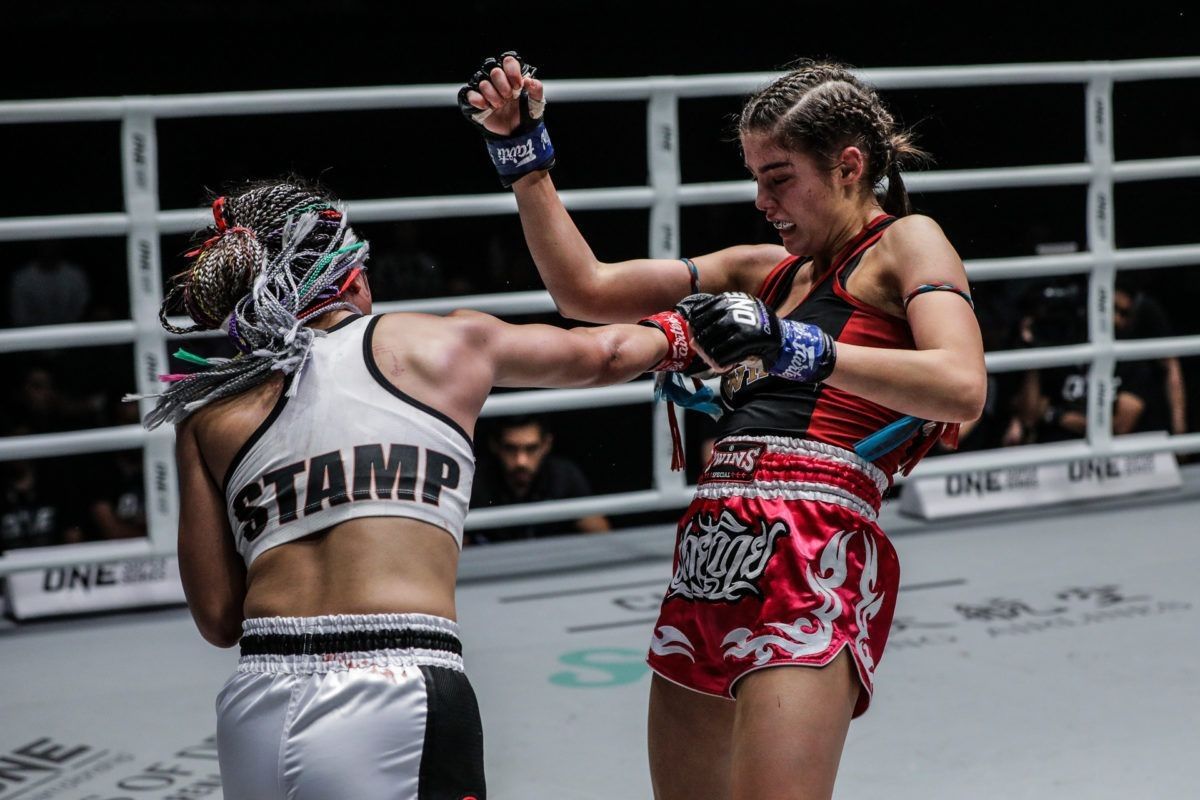 Alma Juniku mposhtet nga Stamp Fairtex për titullin e botës në 'Muay ...