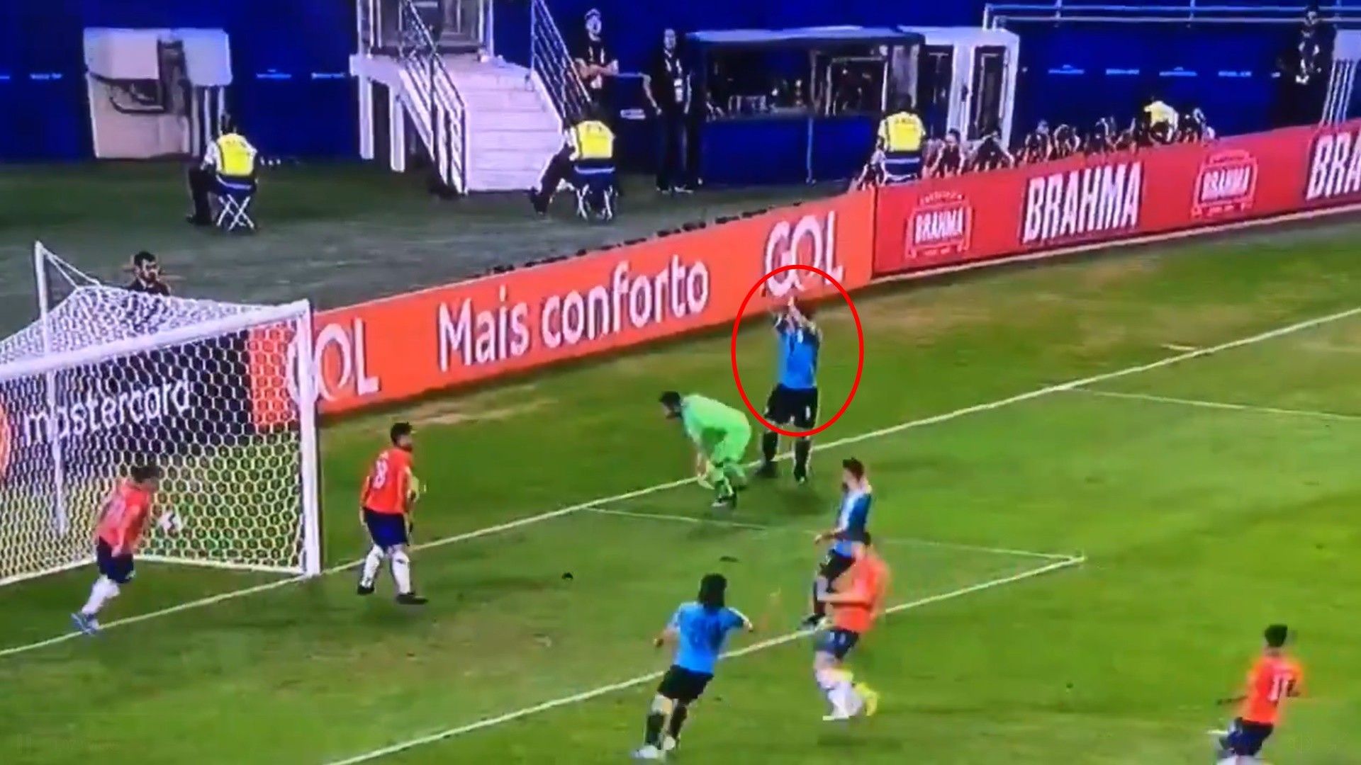 The goalkeeper removes the ball with his hand, Suarez asks for a ...