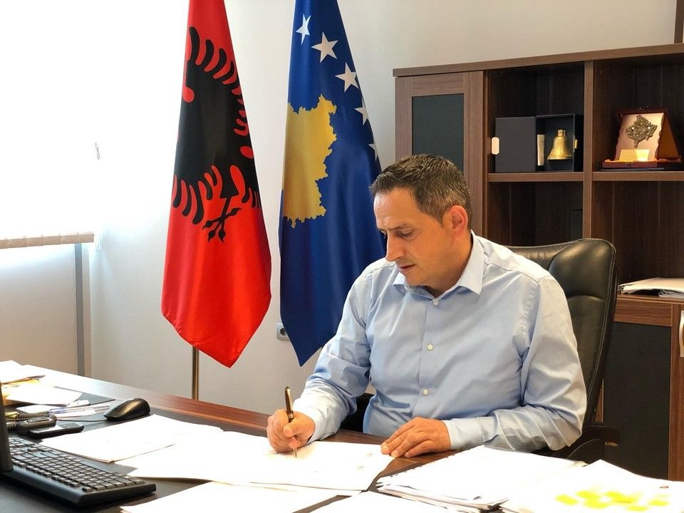 Minister Matoshi signed the contract for the construction of the water ...
