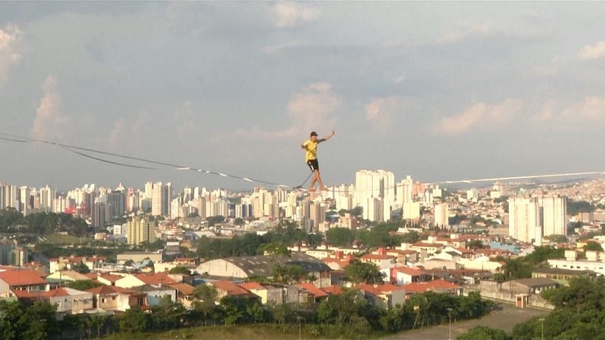 The youth of Brazil defy gravity, walk on a rope at great heights ...