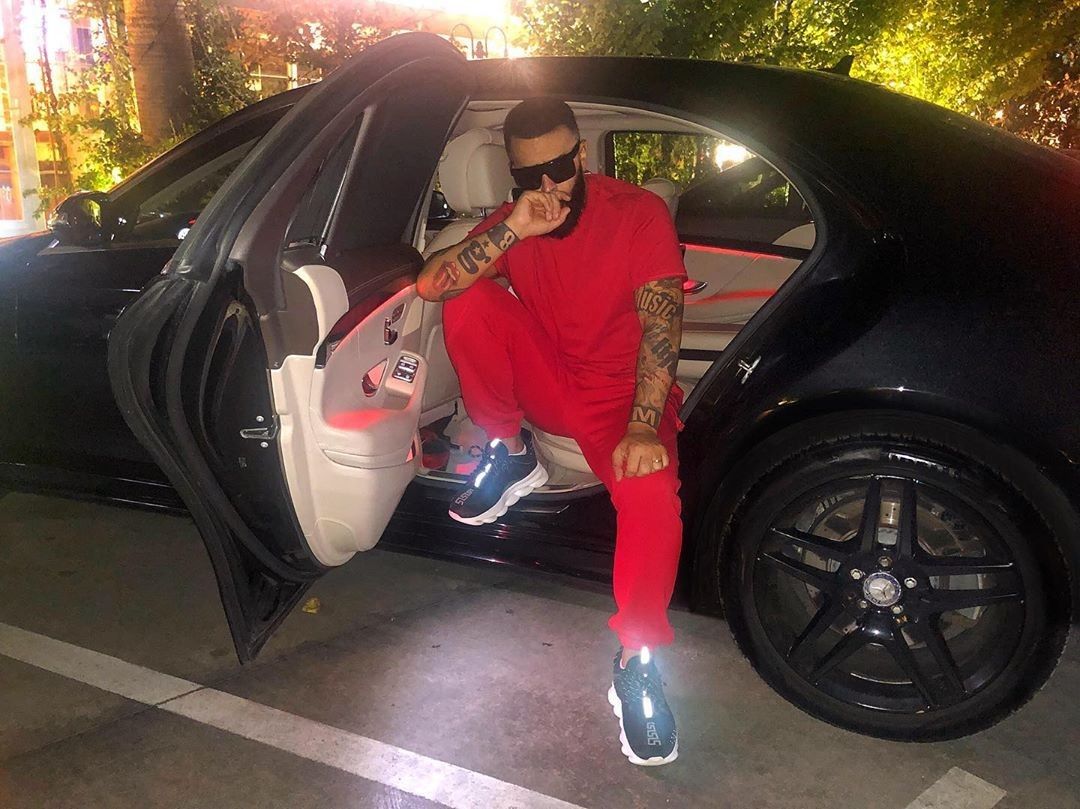 Getoar Selimi poses very stylishly next to his luxury car - Telegrafi ...