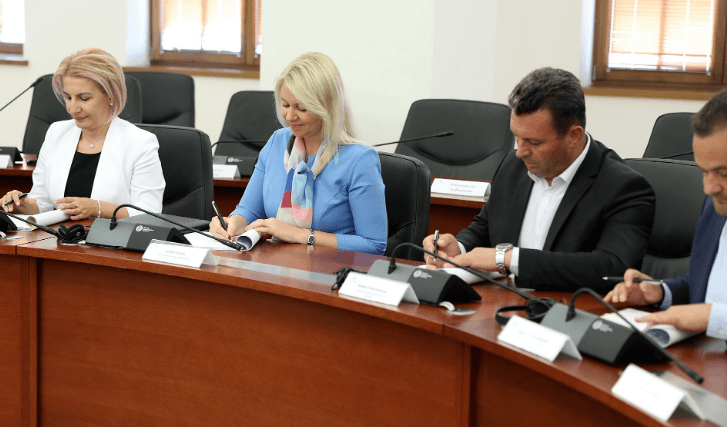 Sigurohen 165 milionë denarë për projekte infrastrukturore në 12 komuna ...