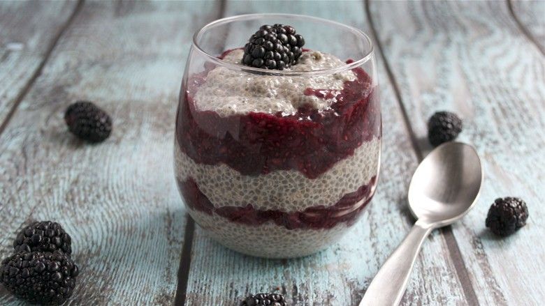 Recetë për puding të shëndetshëm nga farat chia dhe manaferrat ...
