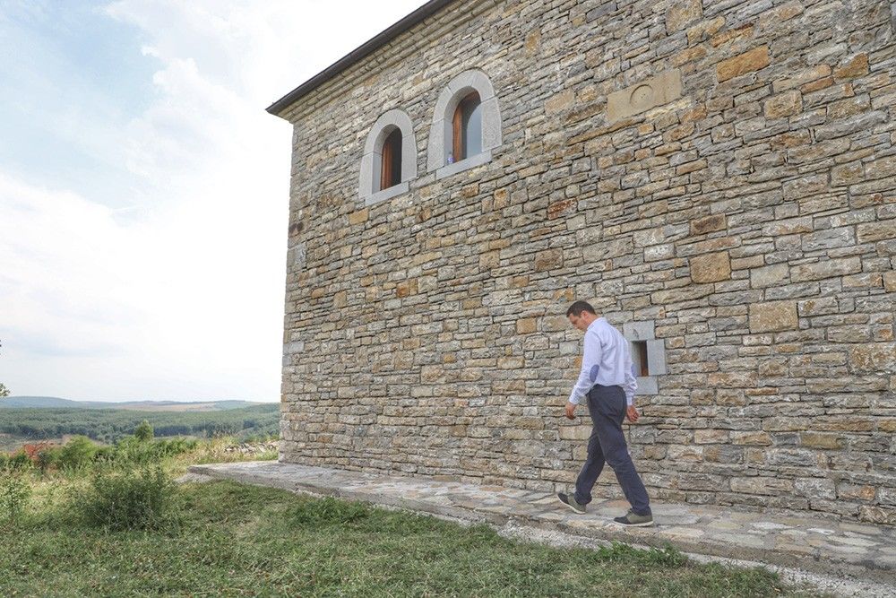 Gashi inspects the works on the renovation of the tower of Azem Galica ...