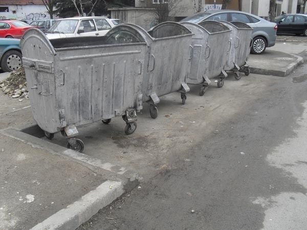 Tetovë, gjendet pushkë automatike në kontejner - Telegrafi - Telegrafi