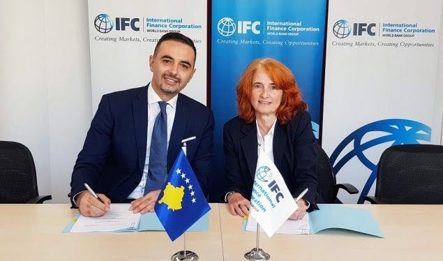 Minister Lluka signs the agreement for the development of the solar ...