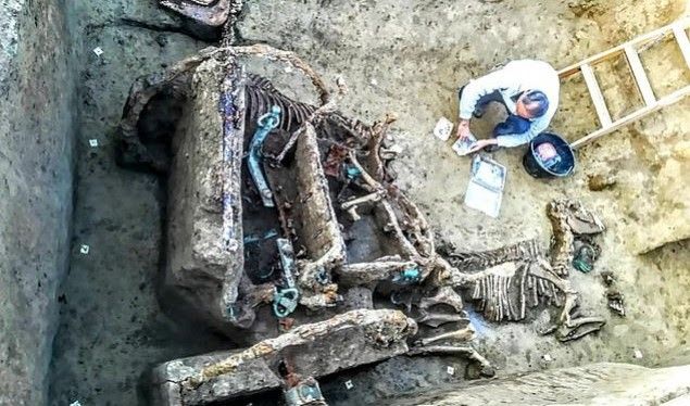 Në Kroaci zbulohet qerrja romake e varrosur me dy kuaj 1.800 vjet më ...