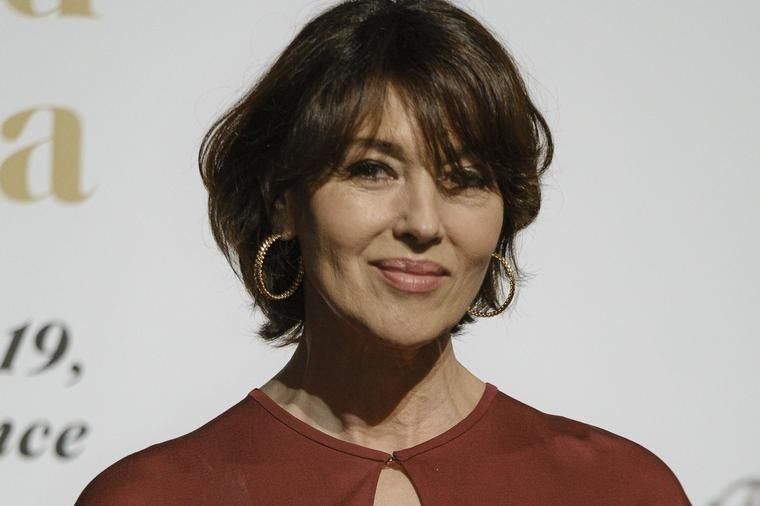 Monica Bellucci with short hair and wine-colored dress: Her style of ...