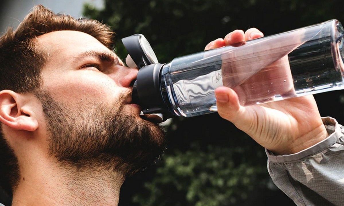 Deri në 300,000 baktere të rrezikshme janë të fshehura në shishen tuaj ...