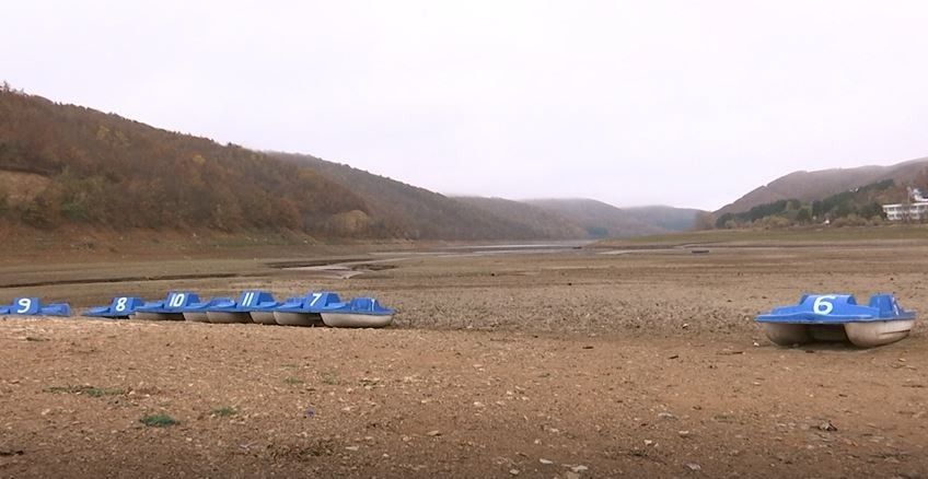 The water level in Batllava, 8 meters below the maximum quota ...