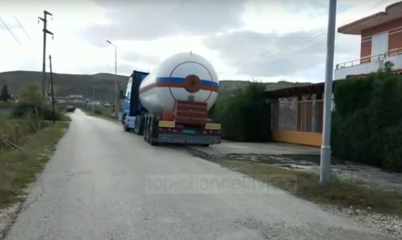 A gas tanker exploded on the Fier-Patos road - Telegrafi - Telegrafi