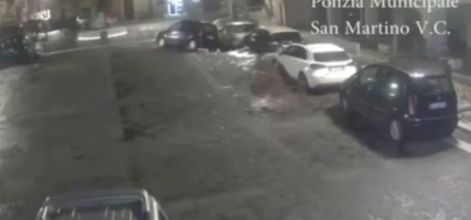 Shpërthimi i lumit nëntokësor e çau asfaltin, ujërat vërshuan nëpër ...