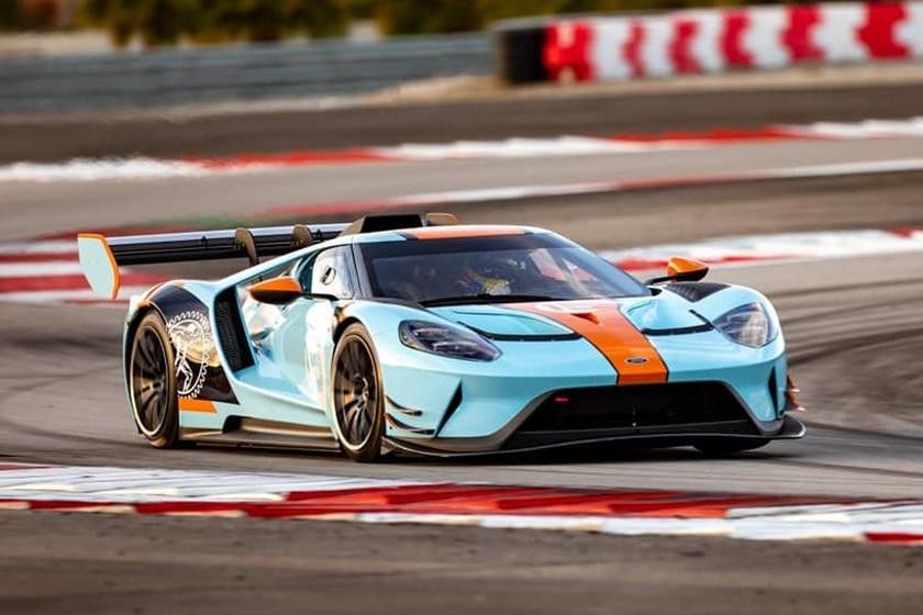 Tingulli mbresëlënës i Ford GT Mk II derisa nisë vozitjen nëpër pistë ...