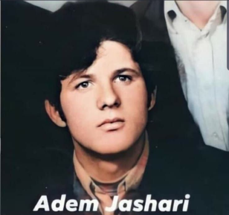 Foto e Adem Jasharit e bërë gjatë shkollës së mesme, e pa publikuar më ...