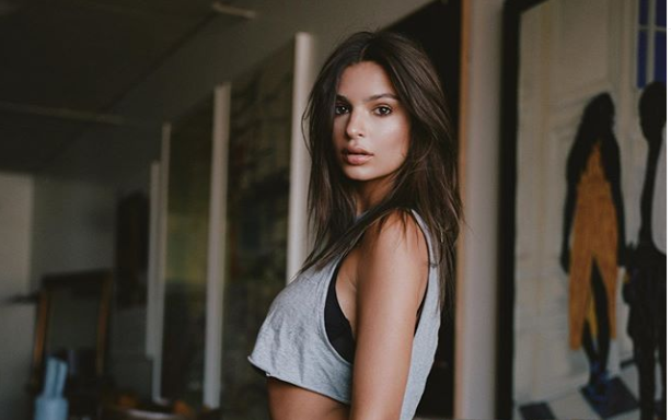 Emily Ratajkowski publishes naked photo, highlights body lines ...
