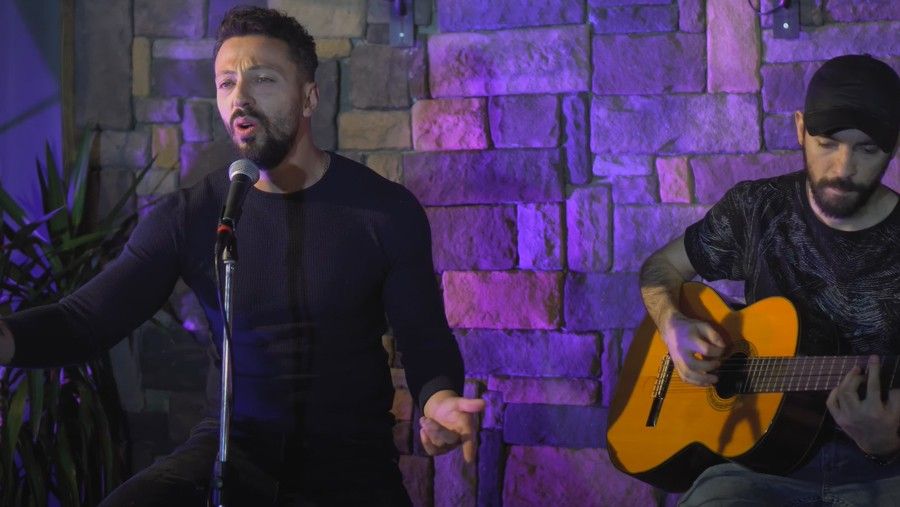 Valon Shehu brings an acoustic version of the song "Do te vish ...