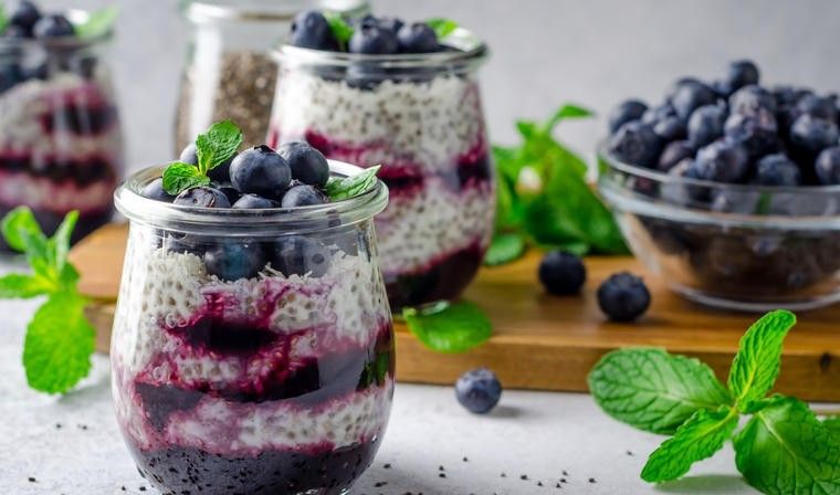 Gota verore me fara chia dhe boronica – e lehtë, e shijshme dhe e ...