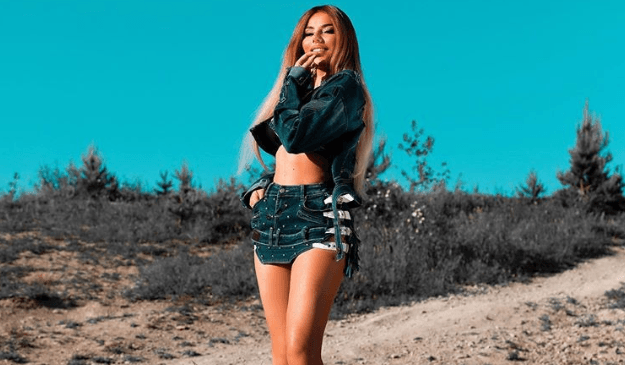 Tayna continues to bring seductive images from the filming of the new ...