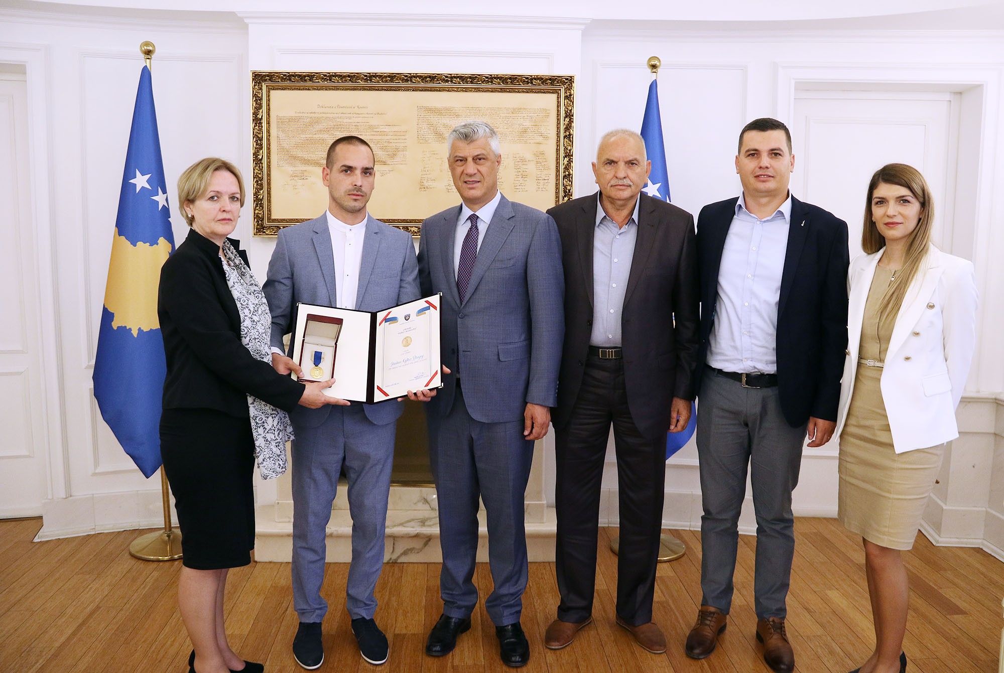 President Thaçi awards the "Hero of Kosovo" order to Shaban Dragaj ...