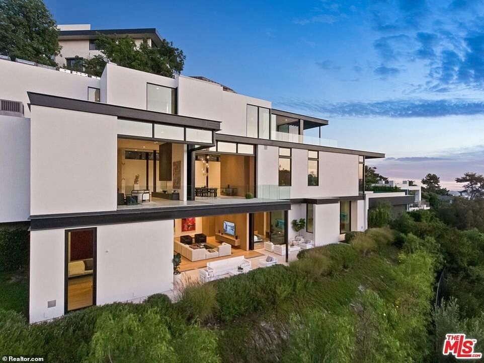 Inside Ariana Grande s 13 7 Million Luxury Home In Los Angeles