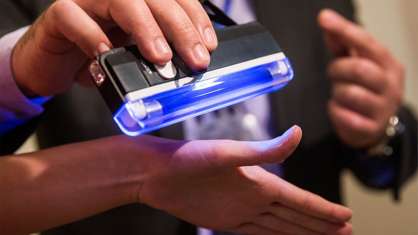 Rrezatimi ultravjollcë nuk ndihmon në zhdukjen e coronavirusit ...