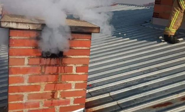 Digjet kulmi i një shtëpie në Prishtinë - Telegrafi - Telegrafi