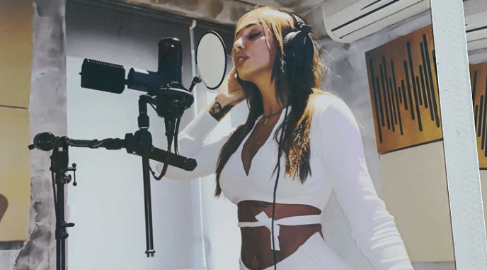 Ana Kabashi starts work on the new music project - Telegrafi - Telegrafi