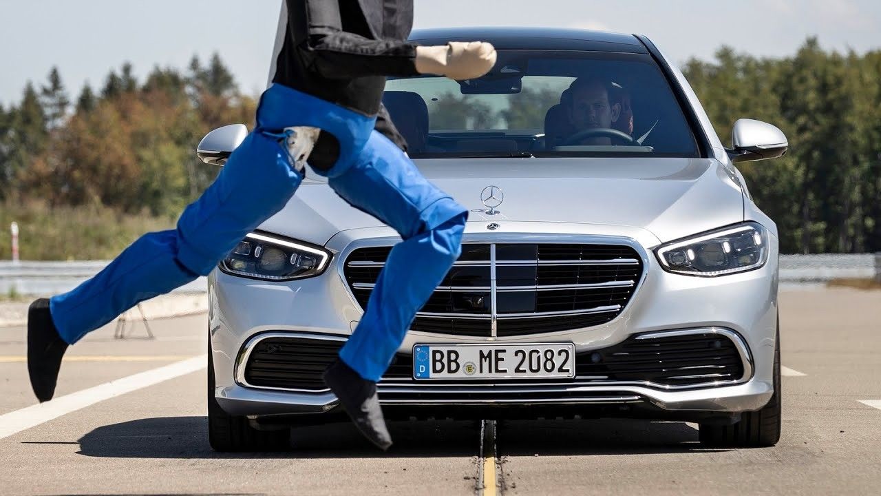 Video that shows how intelligent and how safe the new Mercedes S-Class ...