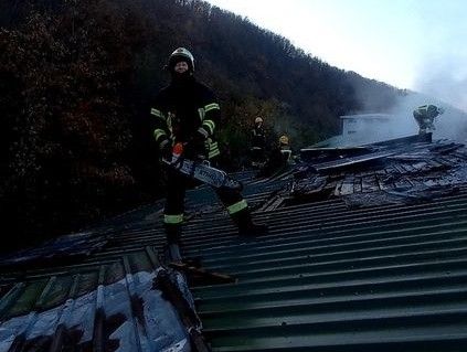 A part of the migrant center in Vranidoll burns - Telegrafi - Telegrafi