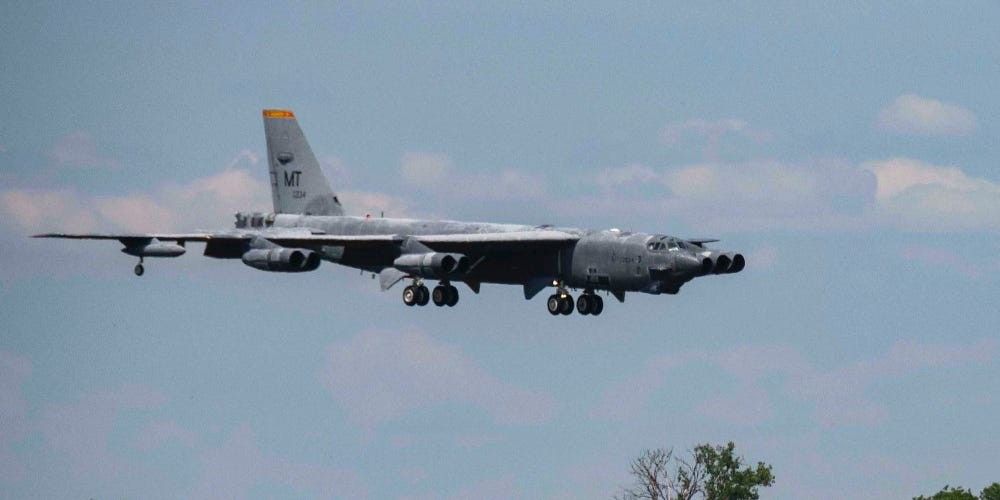 Two American bombers fly over the Persian Gulf - as a "warning to Iran ...